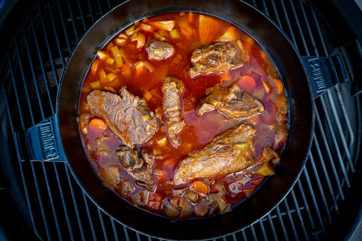Ochsenbäckchen aus dem Weber 2-in-1 Dutch Oven - Weber Grill Junkie